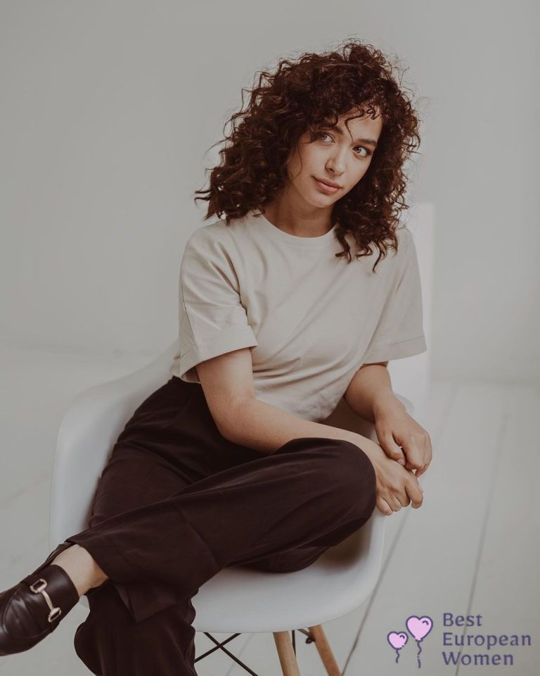 Dating a Gorgeous Dutch Woman: All the Truth Revealed